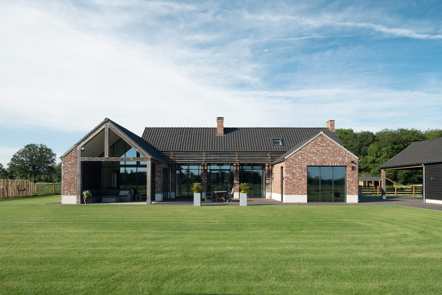 Moderne villa met de uitstraling van een klassieke hoeve - Lenz Architecten