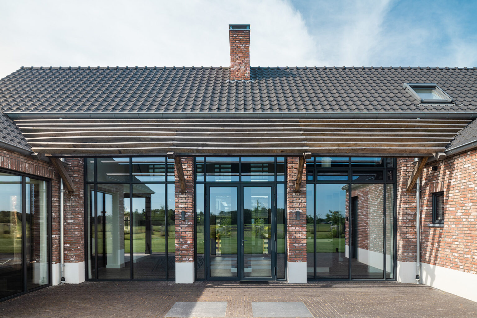 Moderne villa met de uitstraling van een klassieke hoeve - Lenz Architecten